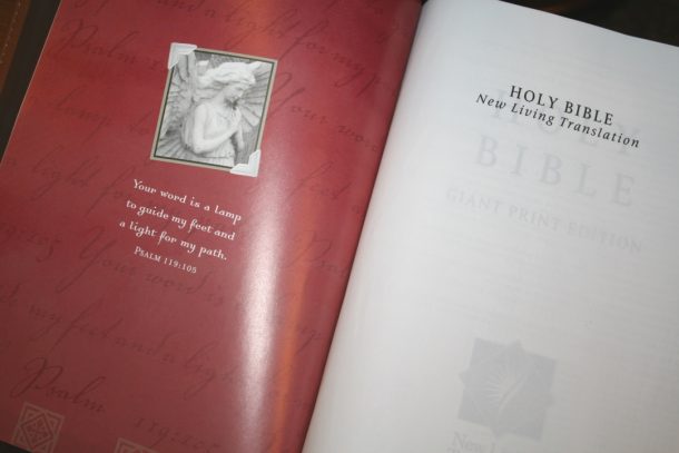 Tyndale's Giant Print NLT Bible Review - Bible Buying Guide