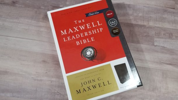 The Maxwell Leadership Bible - Review - Bible Buying Guide