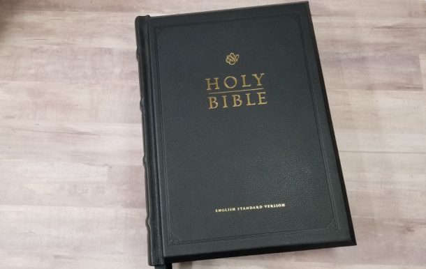 ESV Pulpit Bible Review - Bible Buying Guide