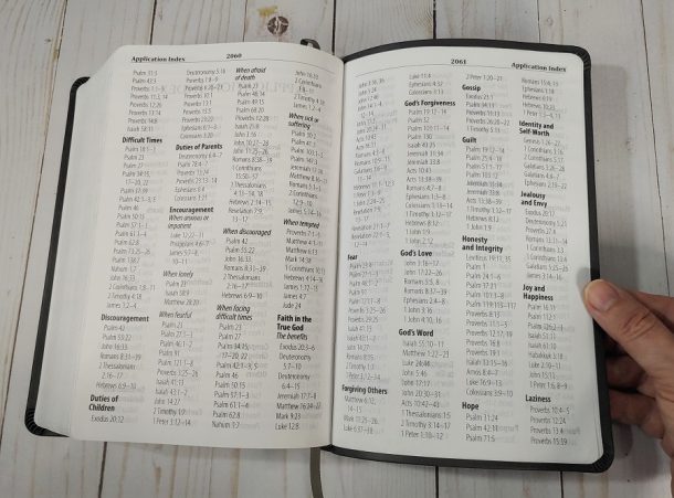 God's Word Deluxe Large Print Bible Review - Bible Buying Guide