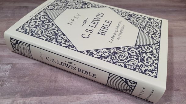 The C. S. Lewis Bible Review - Bible Buying Guide